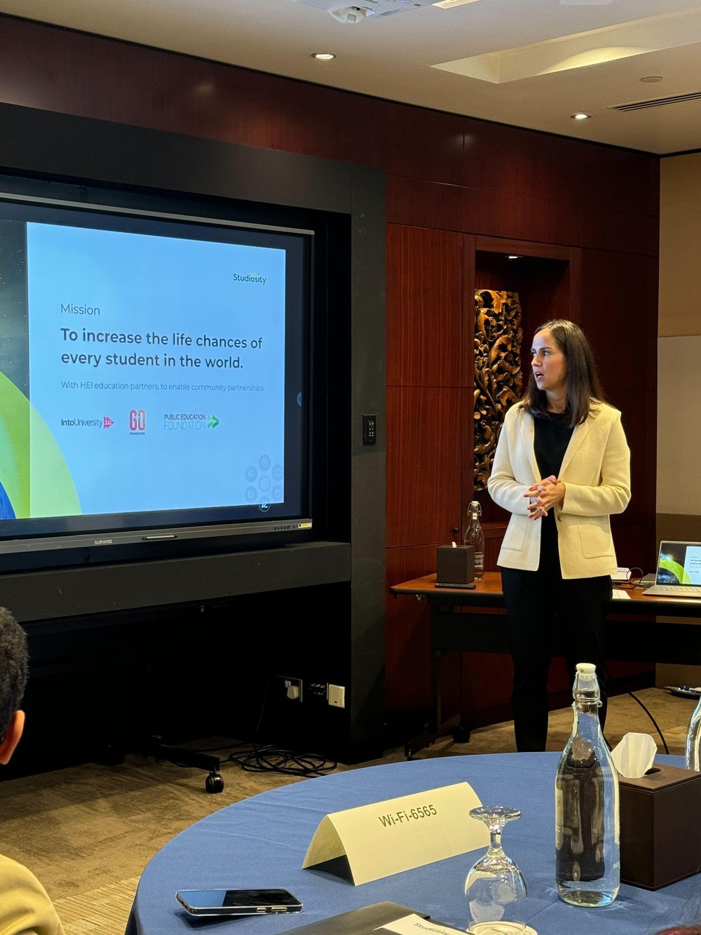 Dubai university leaders and students discuss AI for learning